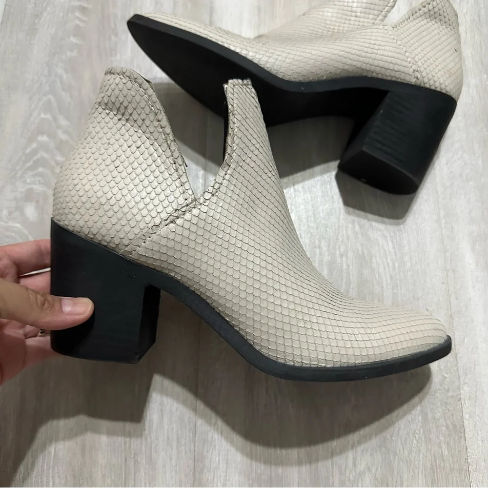 Steve Madden | Shoes | Steve Madden Petra Gray Off White Snake Scale ...